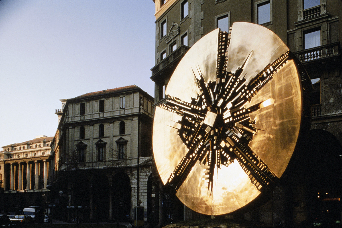 Arnaldo Pomodoro. Grande disco, 1972. Bronzo, ø cm 450. Milano, piazza ...
